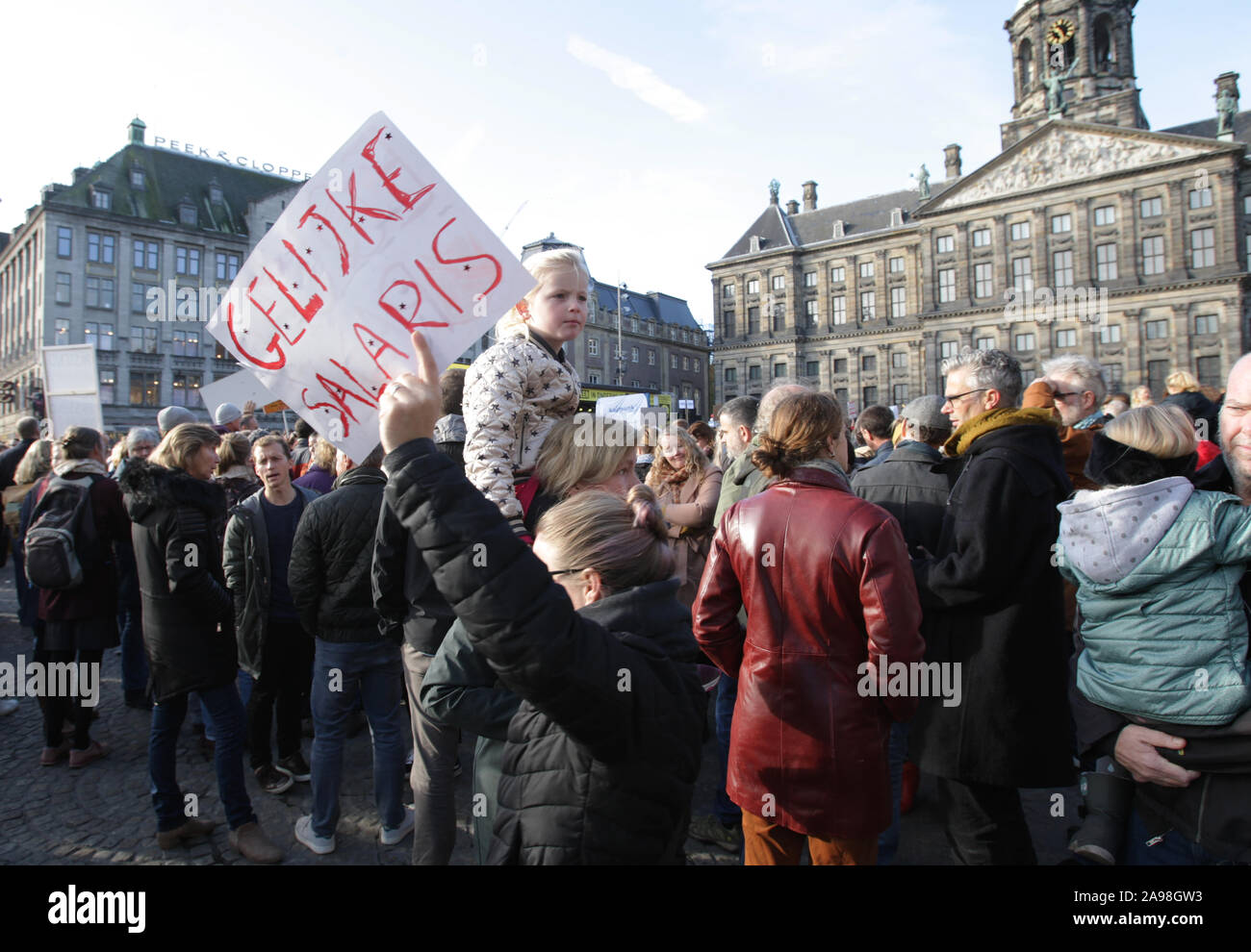 Dutch primary school teachers and students attend a general strike at ...