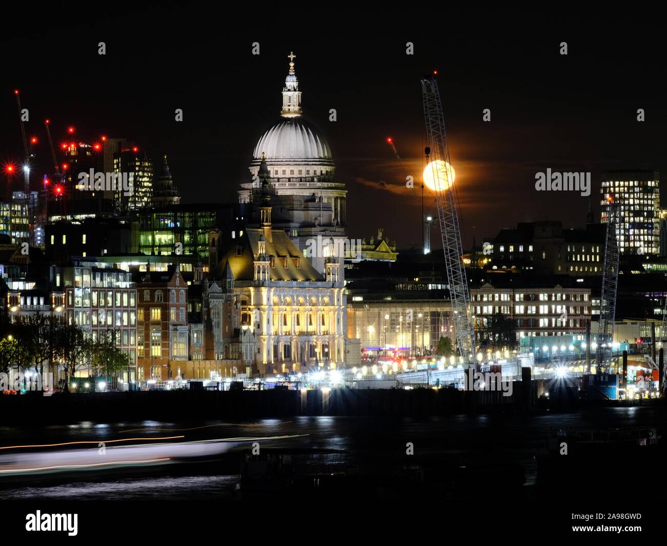 London at night moon hi-res stock photography and images - Alamy