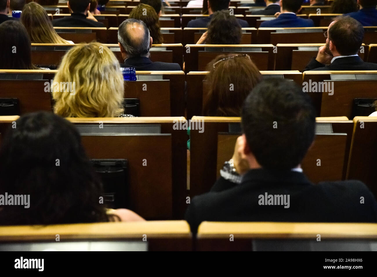 Crowded lecture hall hi-res stock photography and images - Alamy