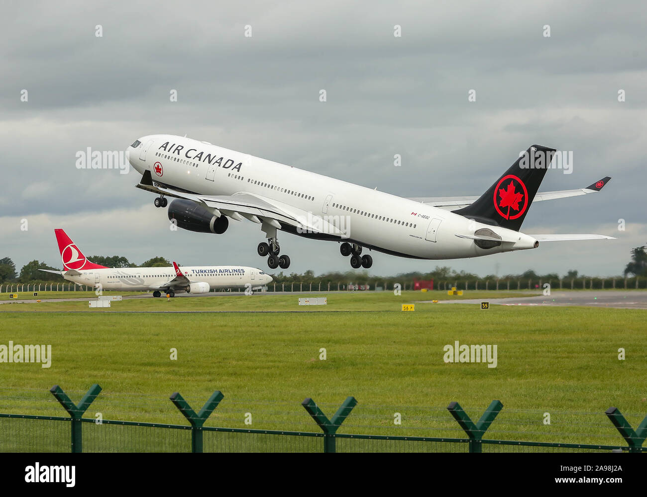 Landings and take offs Stock Photo - Alamy
