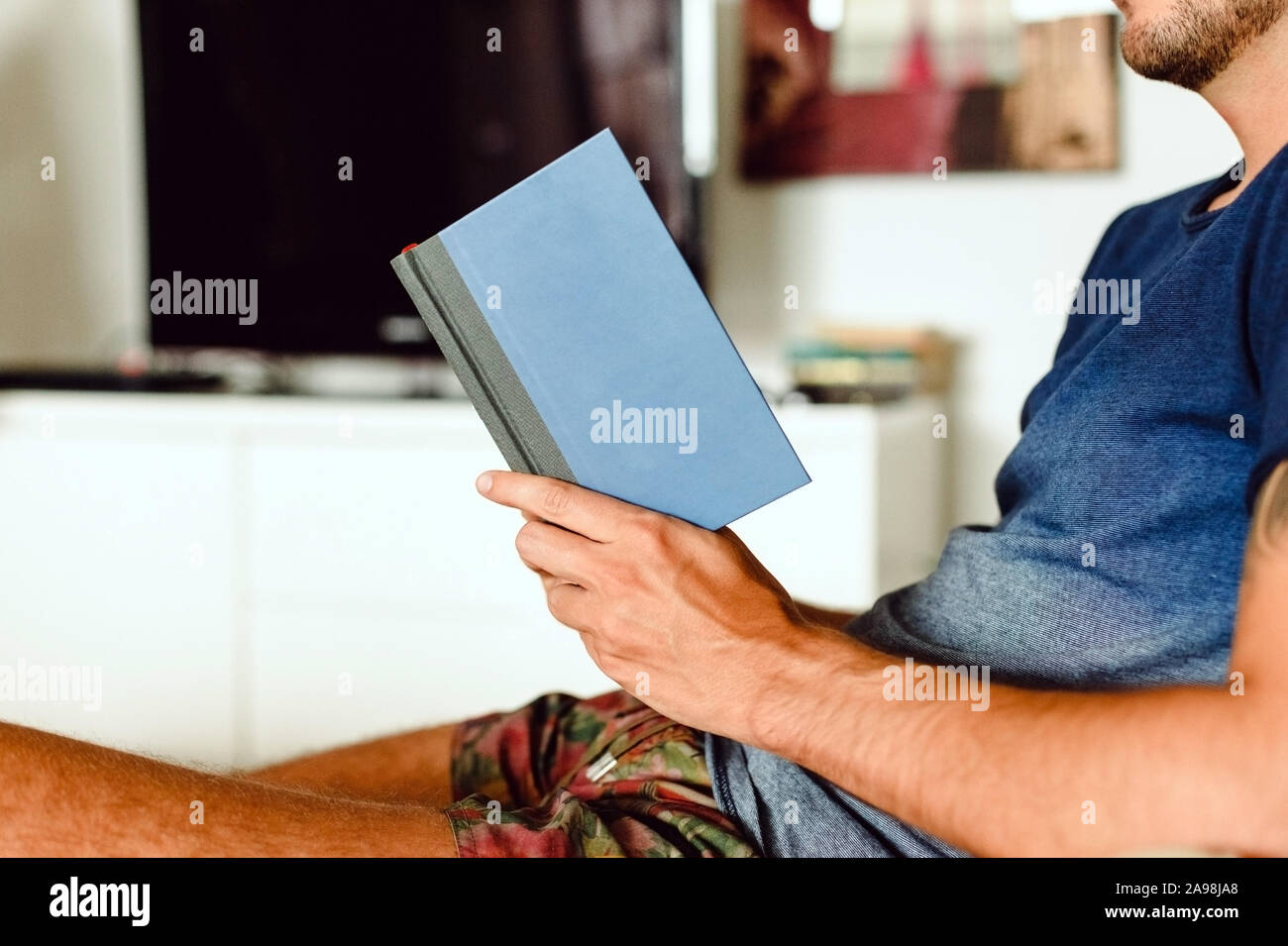 Man reading book from behind hi-res stock photography and images - Alamy