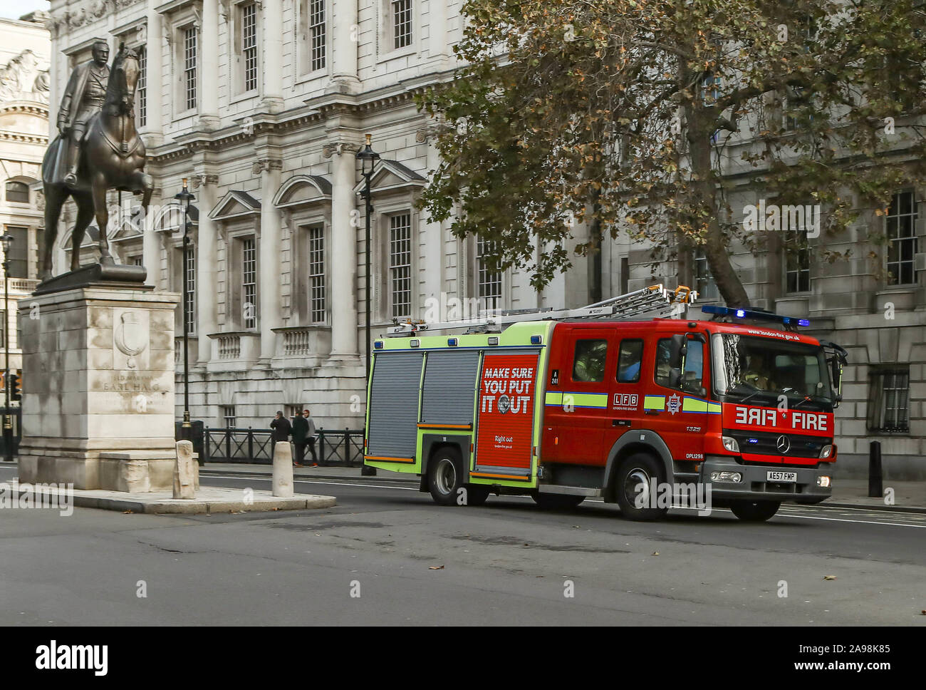 Trafalgar square police box hi-res stock photography and images - Alamy