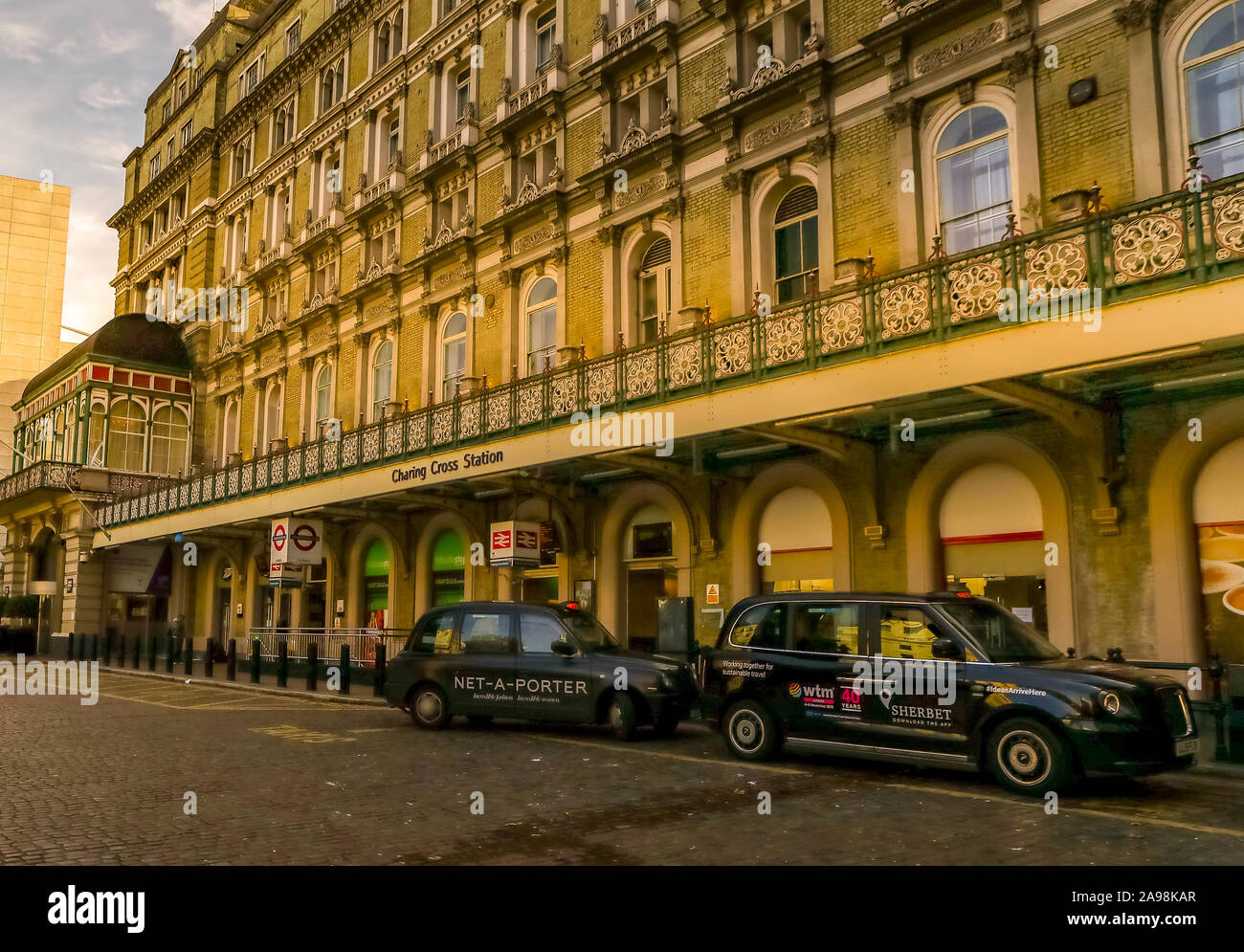 Trafalgar square police box hi-res stock photography and images - Alamy