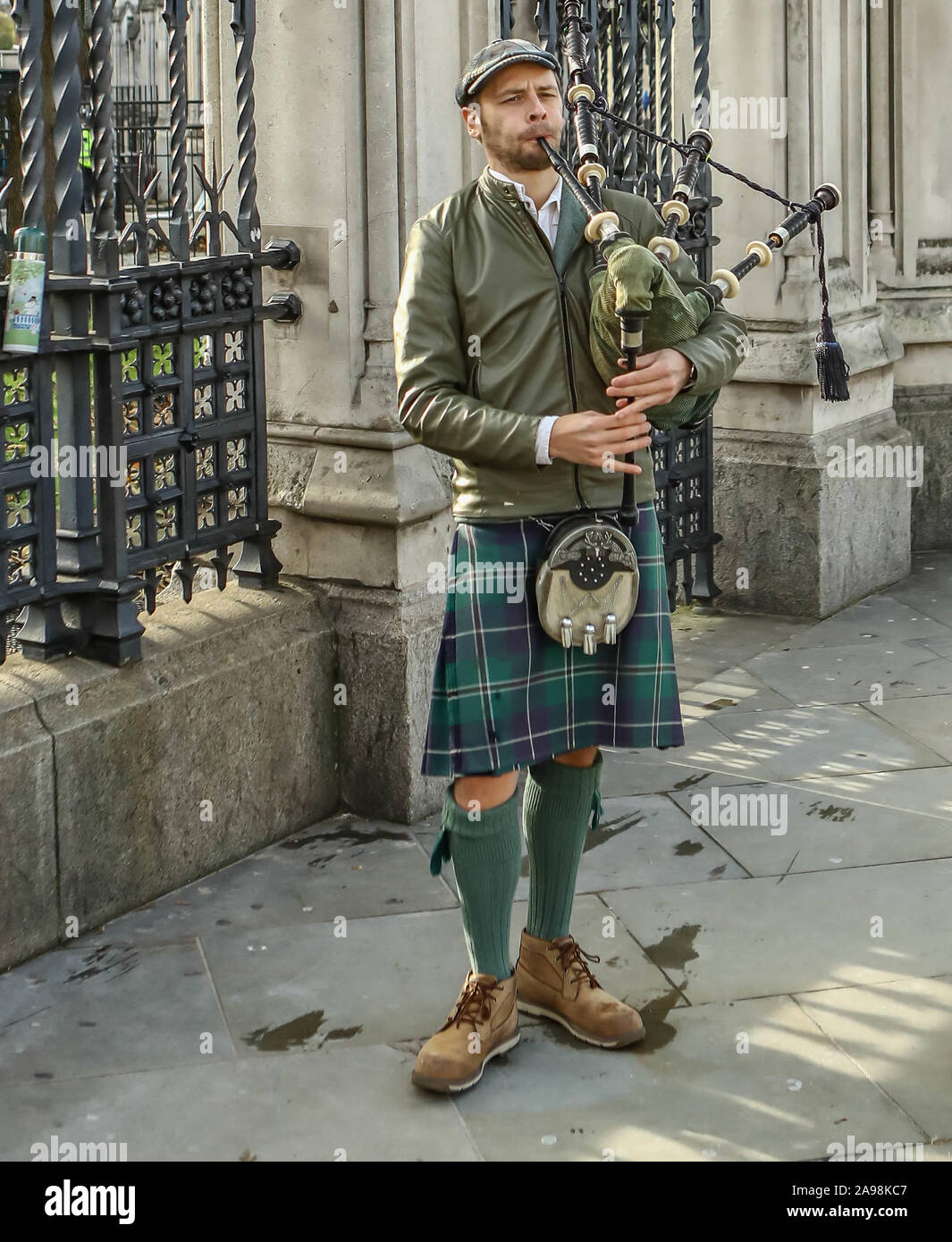 Trafalgar square police box hi-res stock photography and images - Alamy