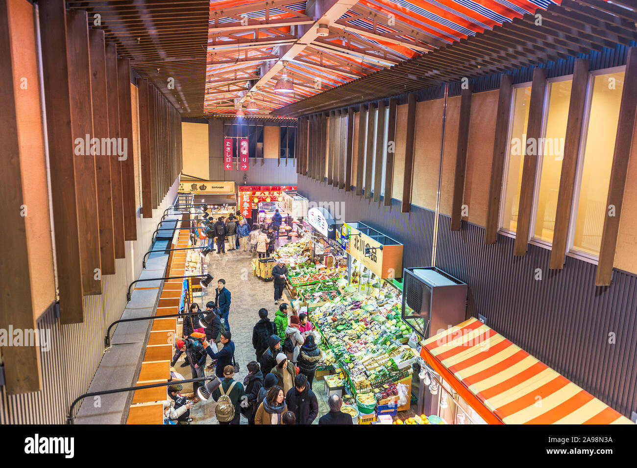 Inside the japanese fish market hi-res stock photography and images - Alamy