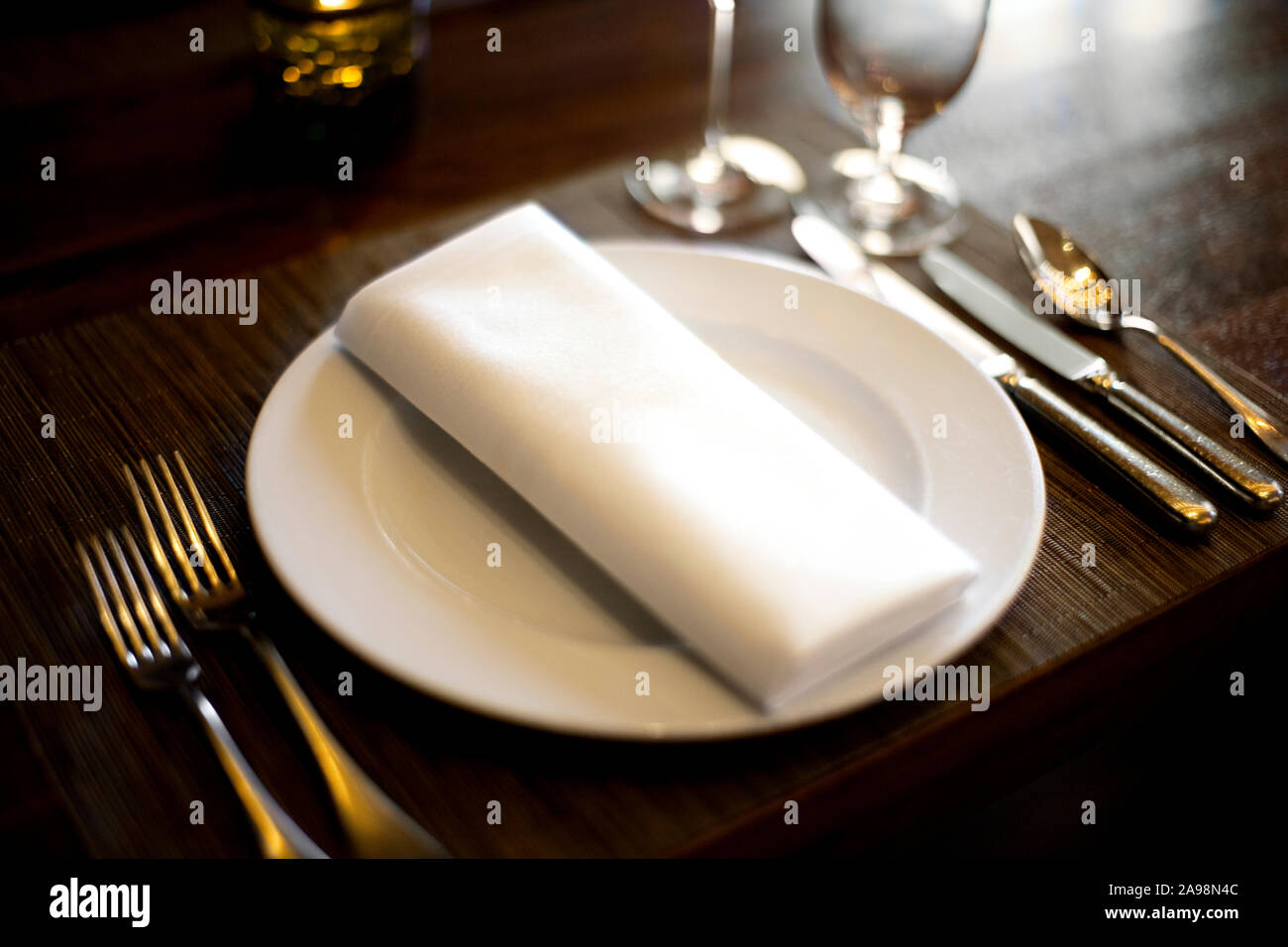 Elegant dining table place setting Stock Photo - Alamy