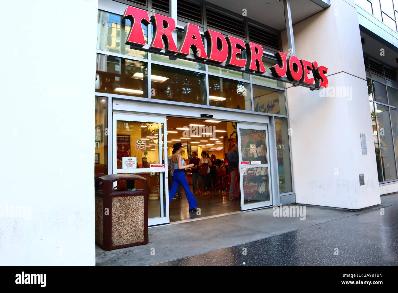 Entrance to trader joes hi-res stock photography and images - Alamy