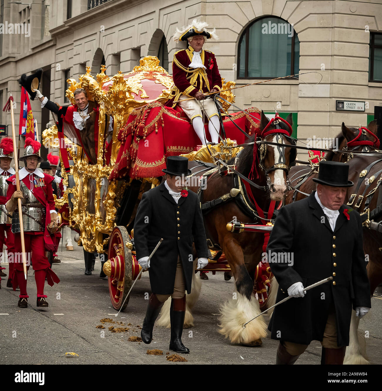 Lord Mayor of London 2019 waving to the people lining the streets of ...