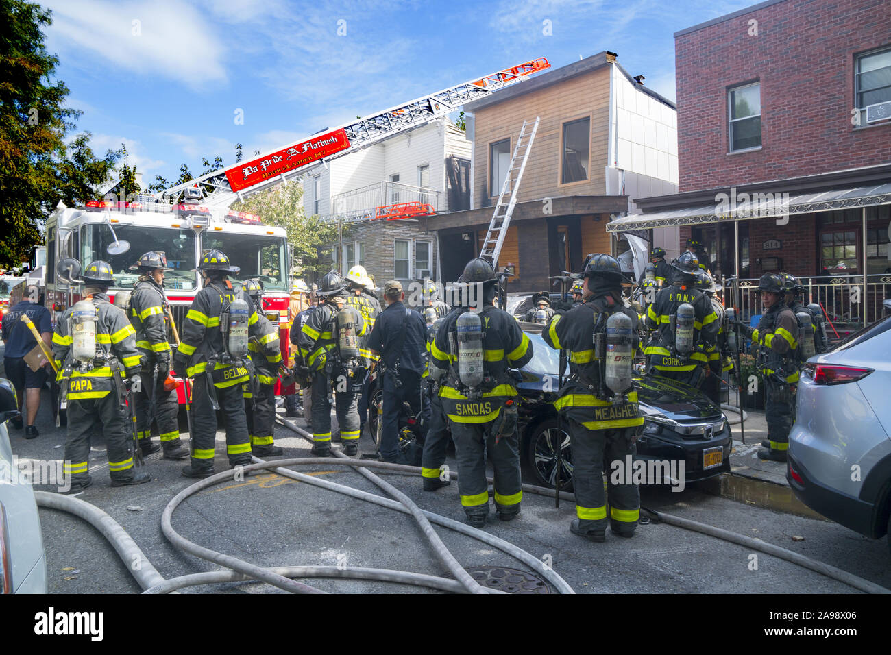 Nyc firefighters hi-res stock photography and images - Alamy