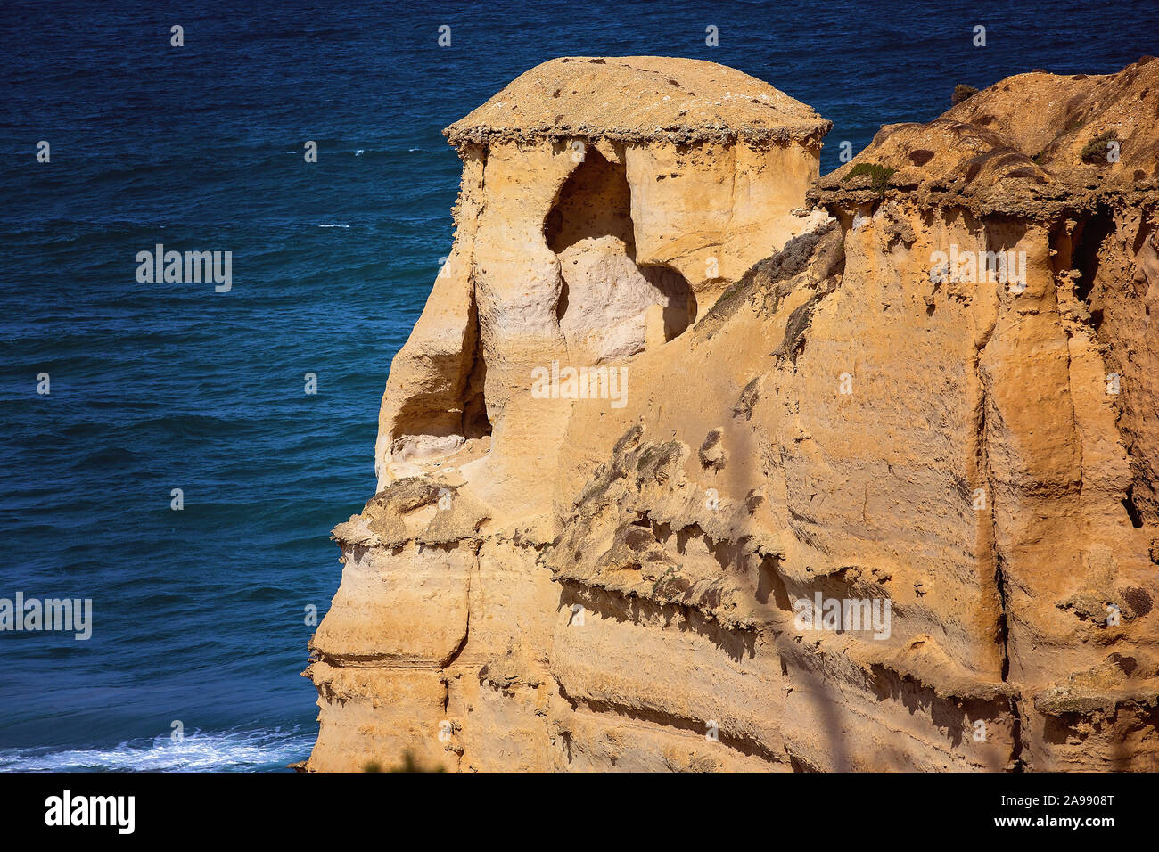 Australia's beautiful Victorian Great Ocean Road coastline, a well ...