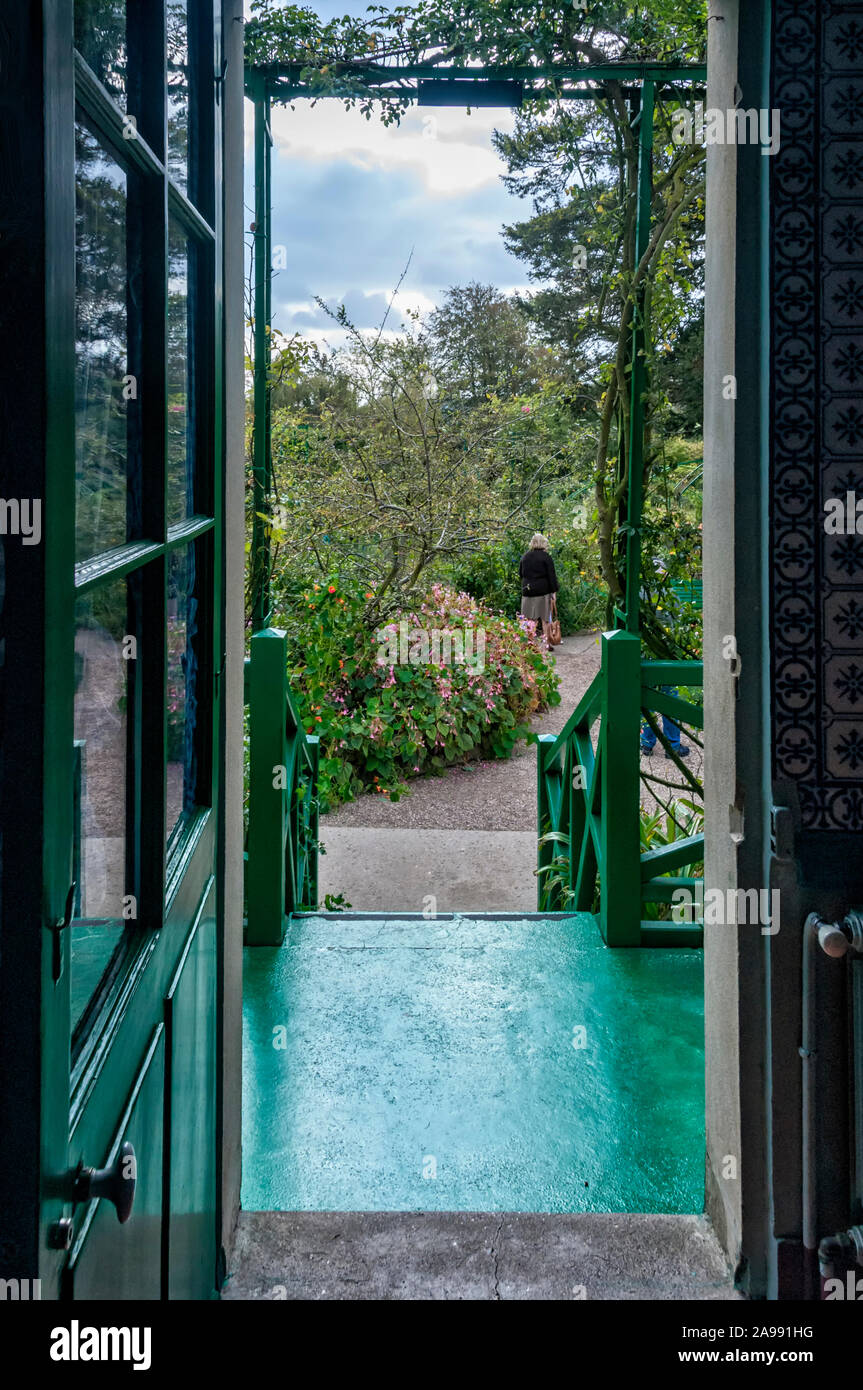 View of garden through doorway hi-res stock photography and images - Alamy
