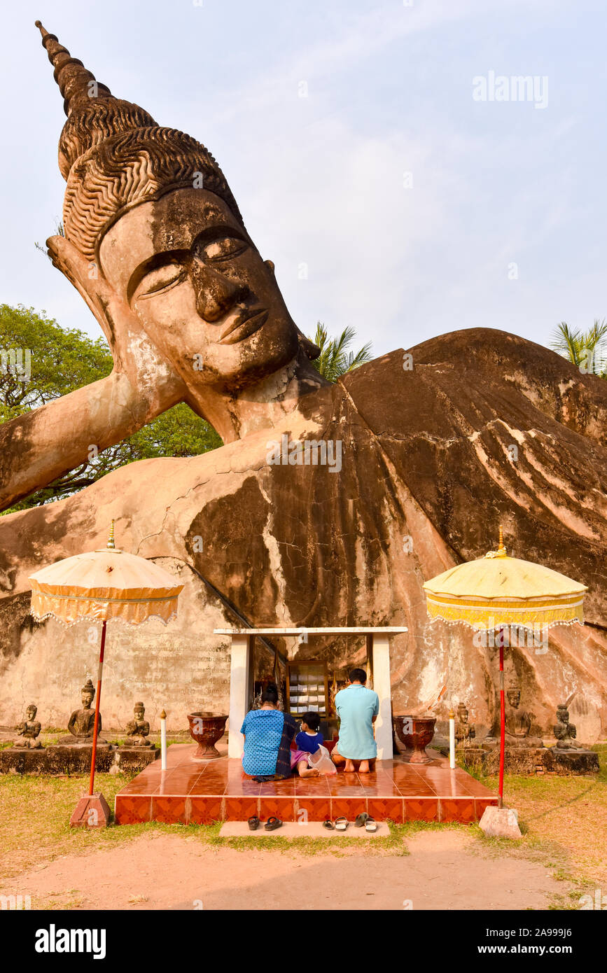 Lao family praying at the Buddha Park, Xieng Khuan, Laos Stock Photo ...