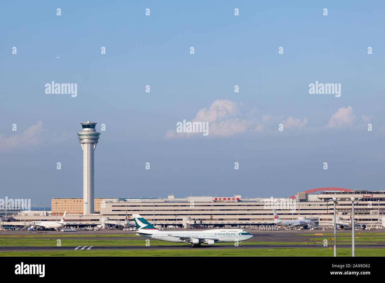 A Cathay Pacific Boeing 747-412 jumbo jet at Haneda International ...