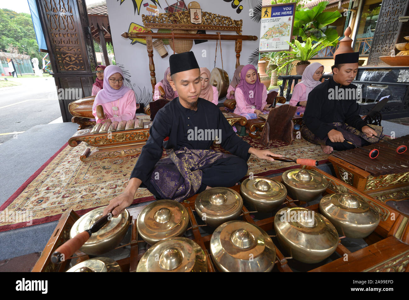 Kendhang hi-res stock photography and images - Alamy