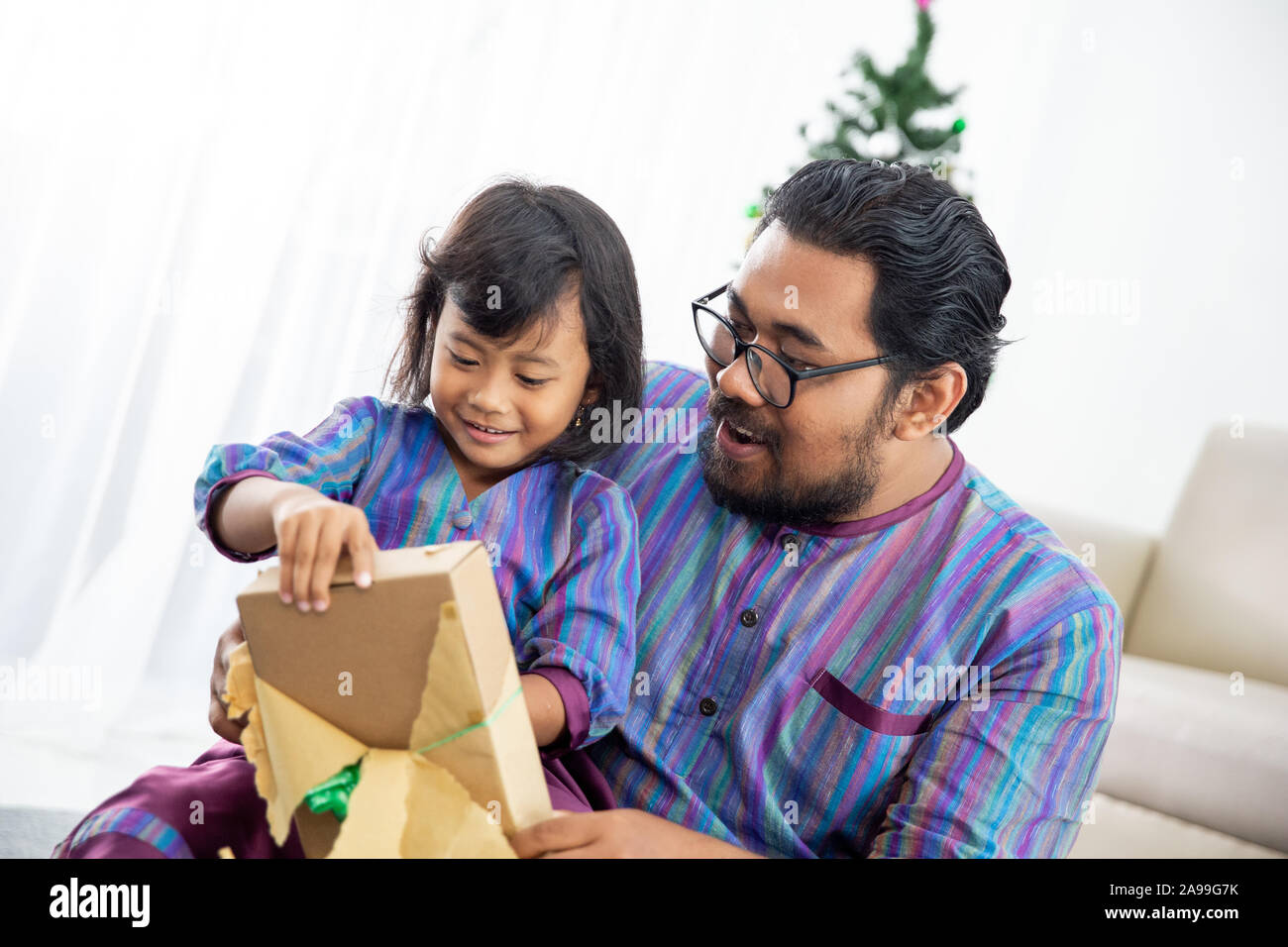 father and daughter open present Stock Photo - Alamy