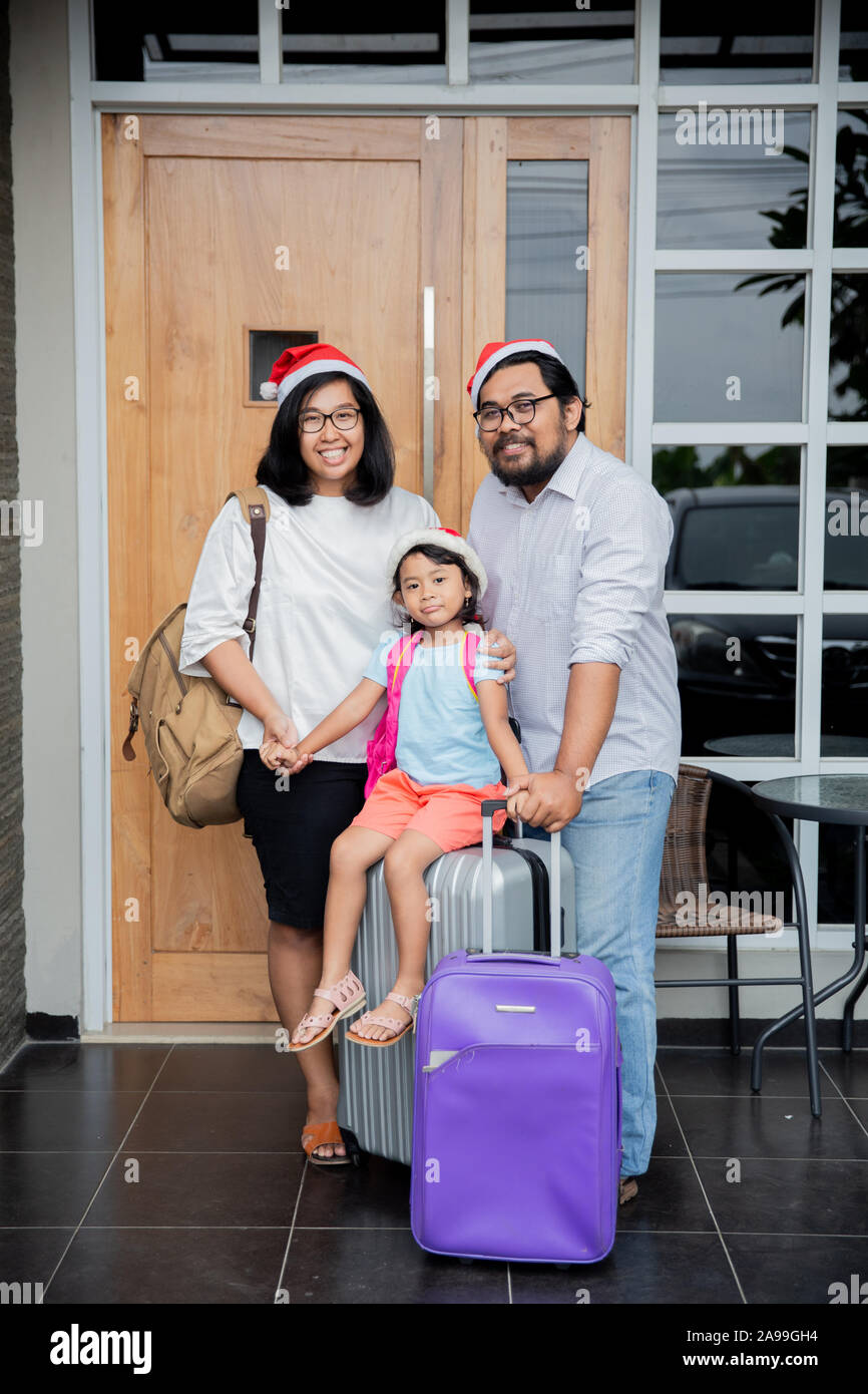 Family front house suitcase hi-res stock photography and images - Alamy