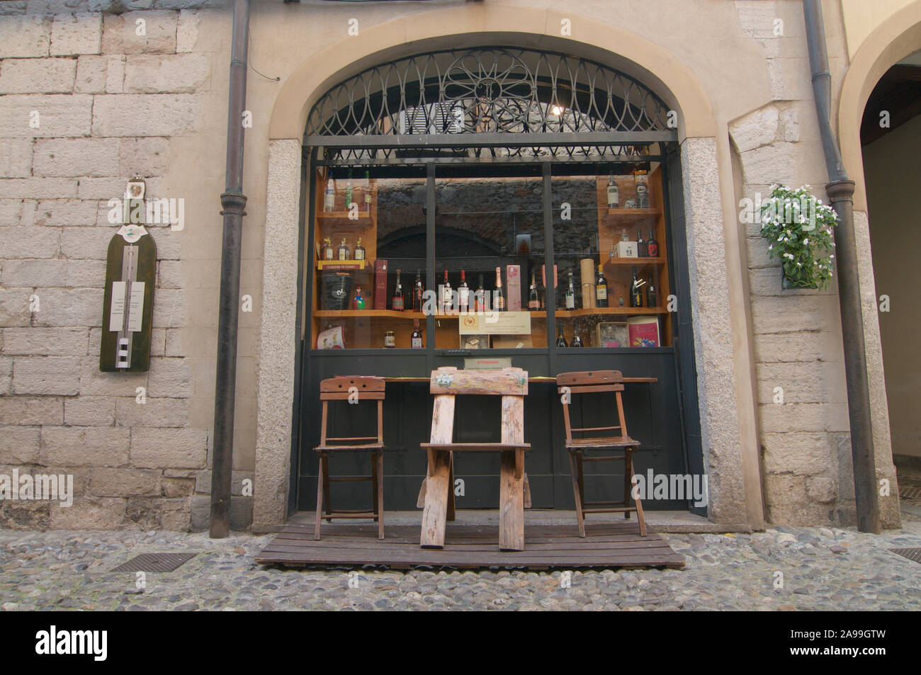 Wine window display hi-res stock photography and images - Alamy