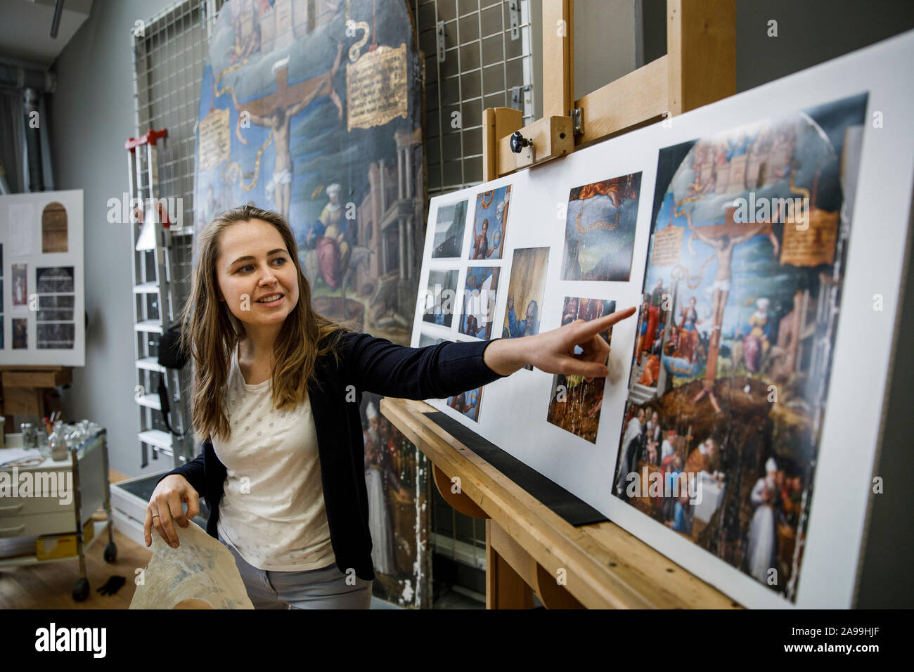 Berlin, Germany. 12th Nov, 2019. Maria Zilke, restorer in charge ...