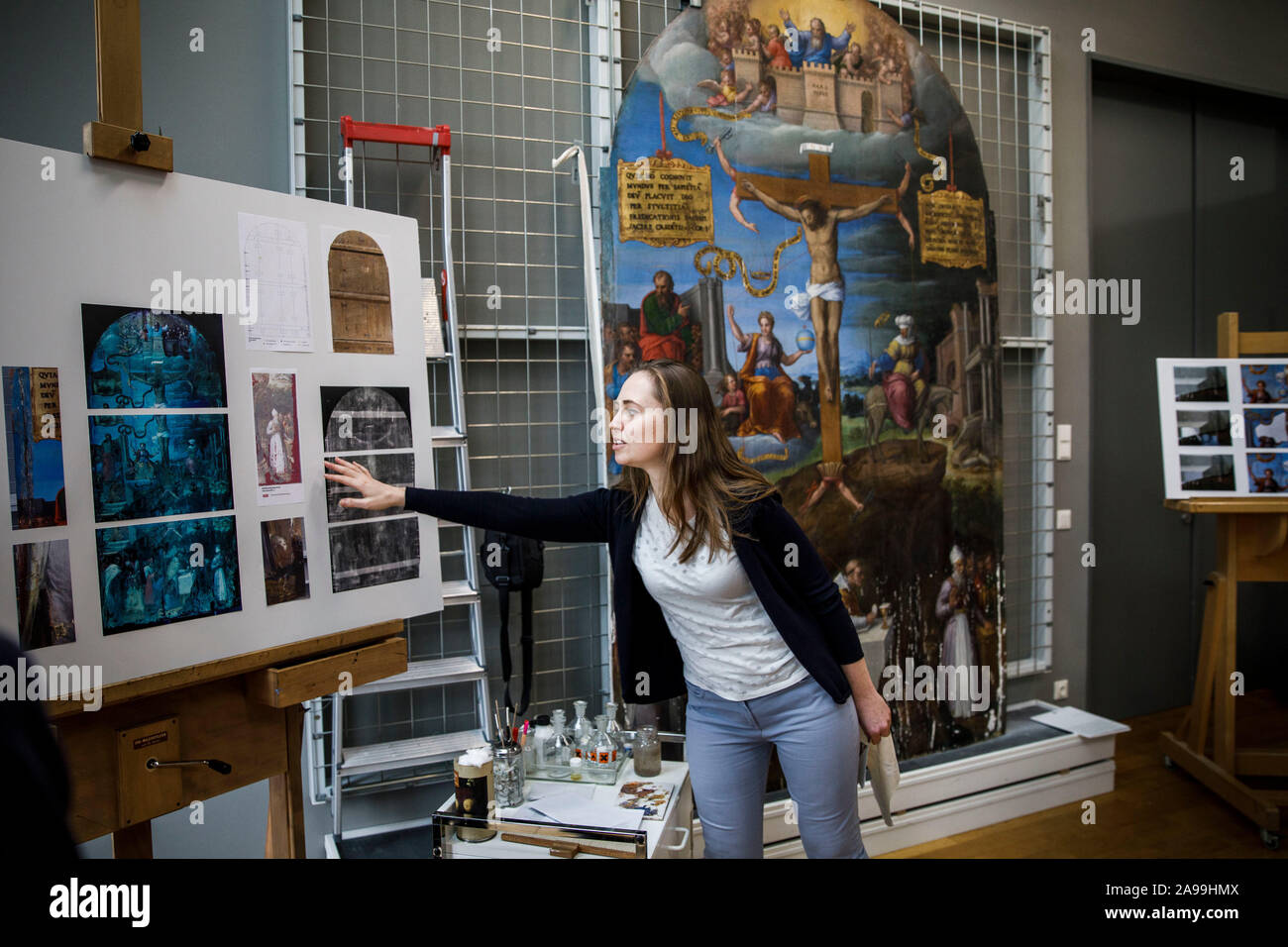 Berlin, Germany. 12th Nov, 2019. Maria Zilke, restorer in charge ...