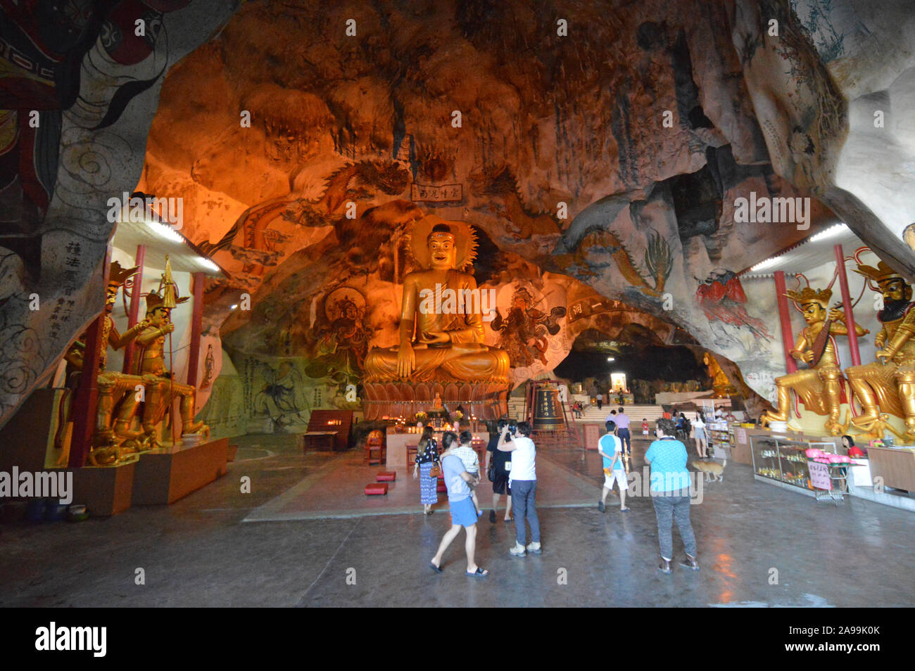 Ipoh, perak perak tong cave temple hi-res stock photography and images ...