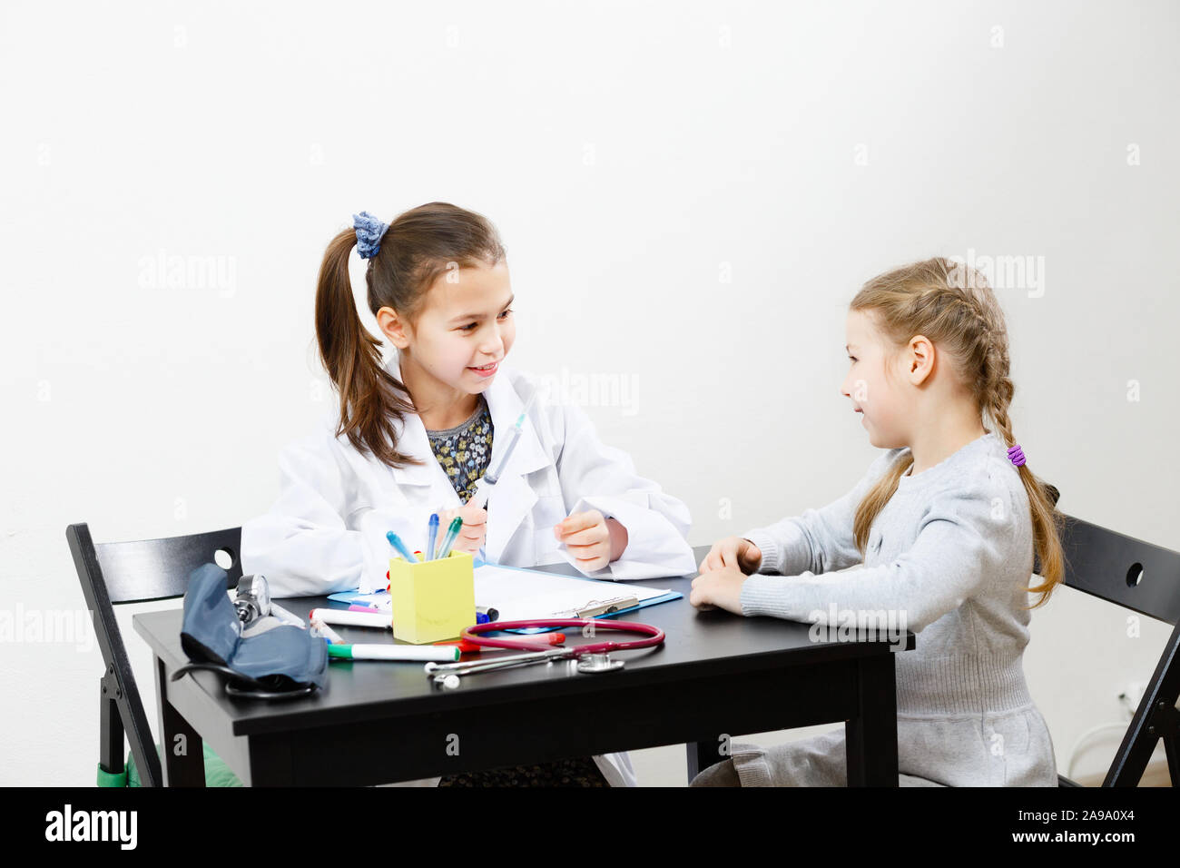 Children playing doctor and patient hi-res stock photography and images ...