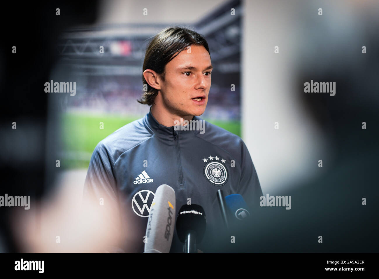 Mixed zone before the training: Nico Schulz (Germany) in an interview ...