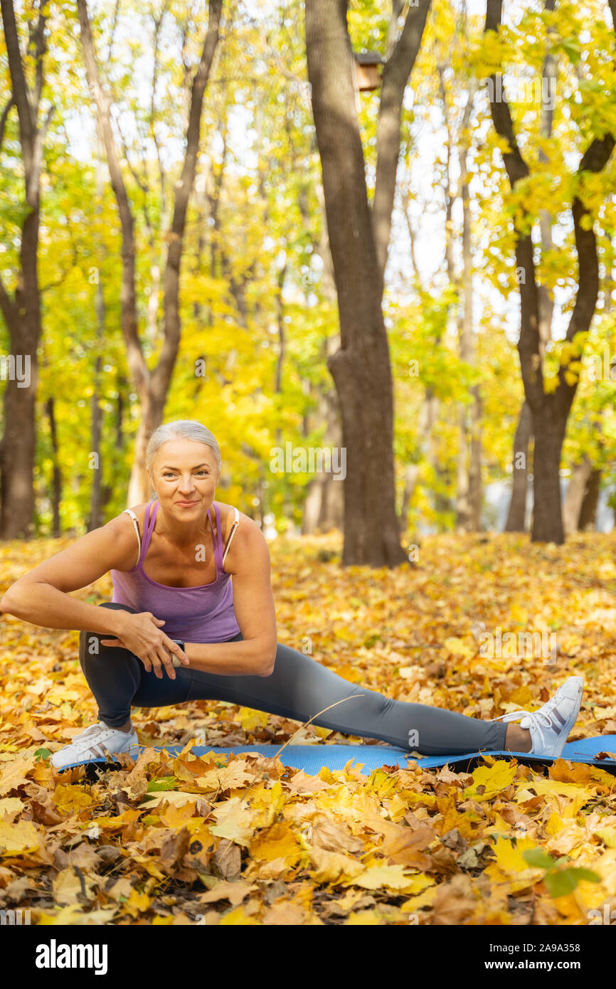 Fit mature lady training her leg muscles Stock Photo - Alamy