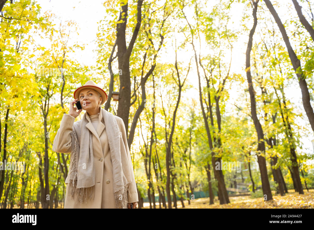 Lady staring at phone hi-res stock photography and images - Alamy