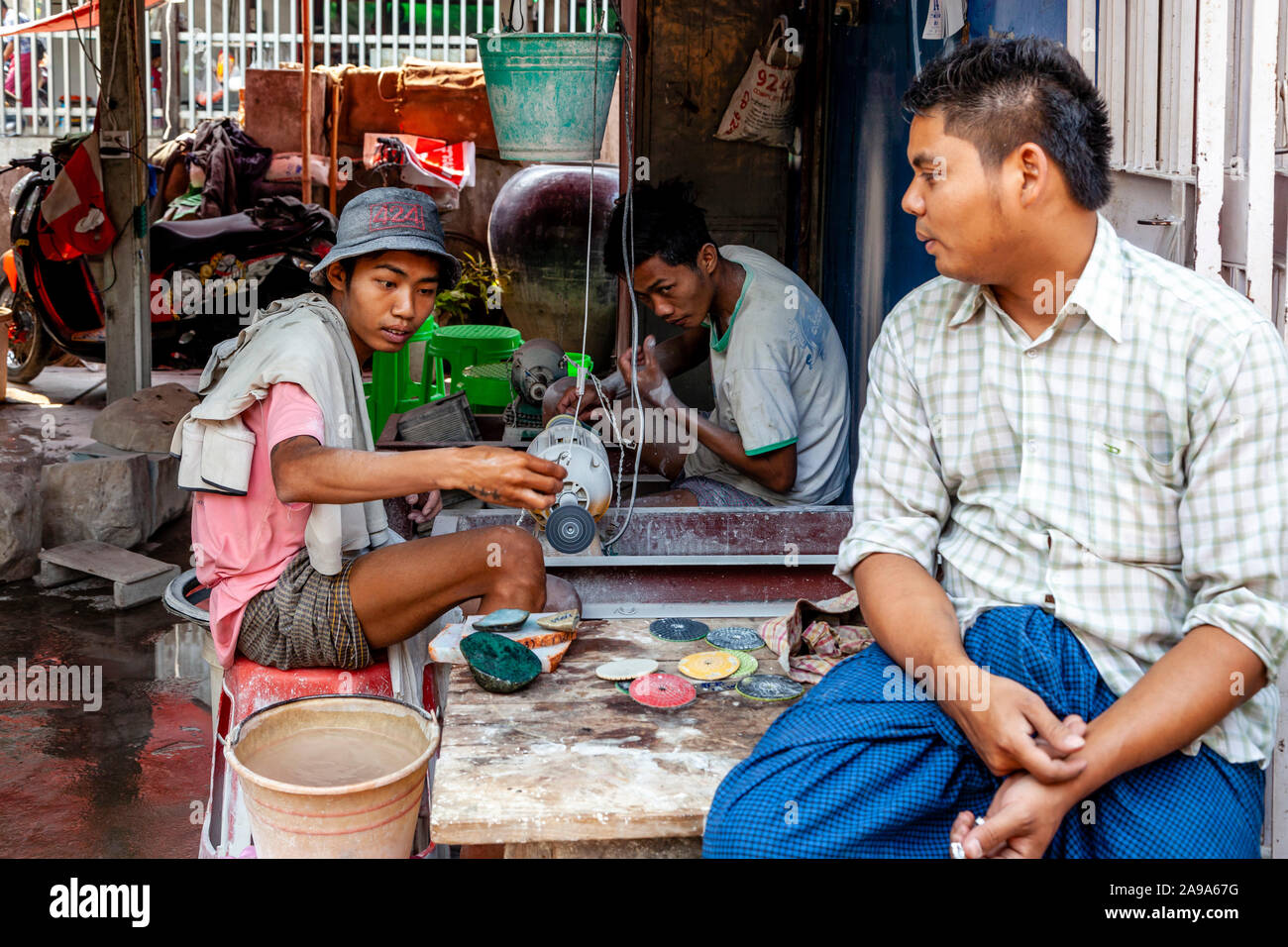 Burmese market workers hi-res stock photography and images - Alamy