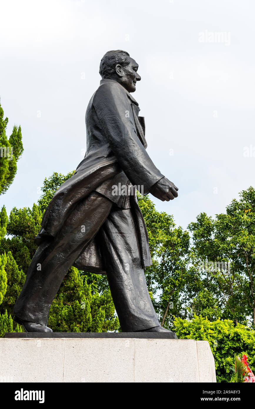 Statue of Mr Deng Xiaoping in Lianhuashan Park of Shenzhen, the leader ...