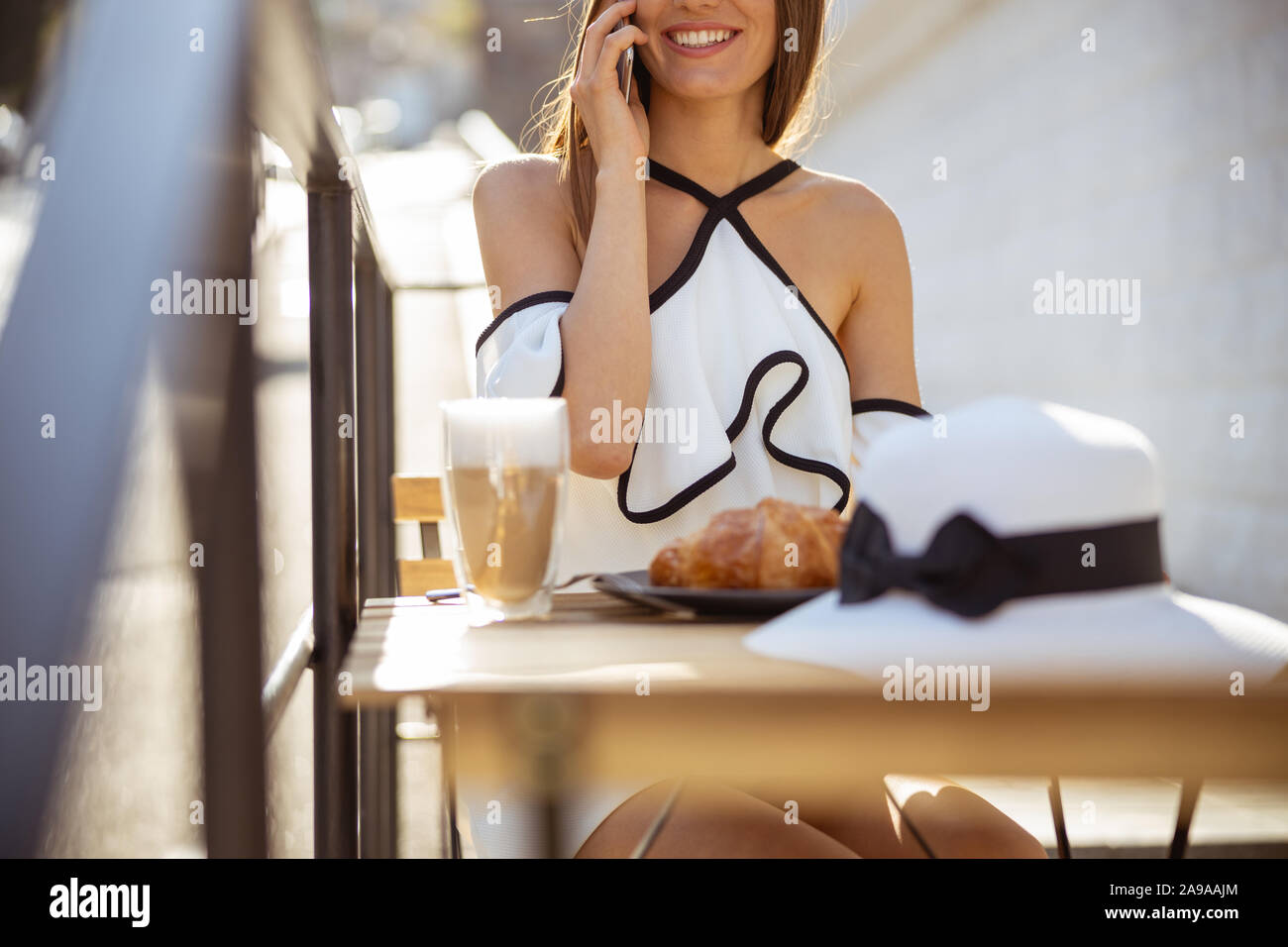Woman talking with her friend by phone Stock Photo - Alamy