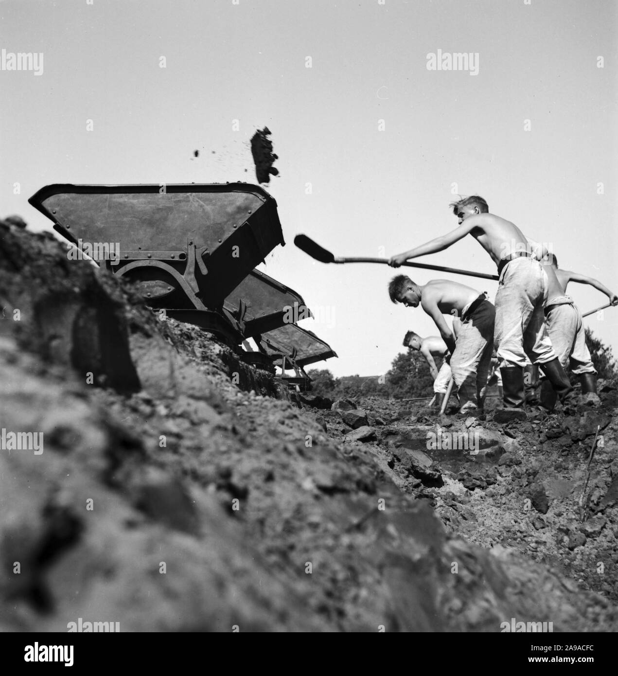 Workers of the Reichsarbeitsdienst in action, Germany 1930s Stock Photo ...