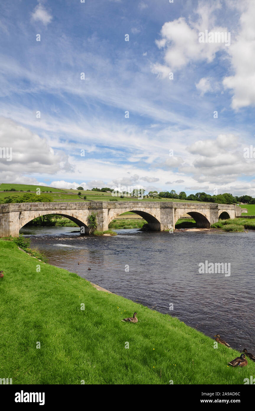 Bridge over river burnsall hi-res stock photography and images - Alamy