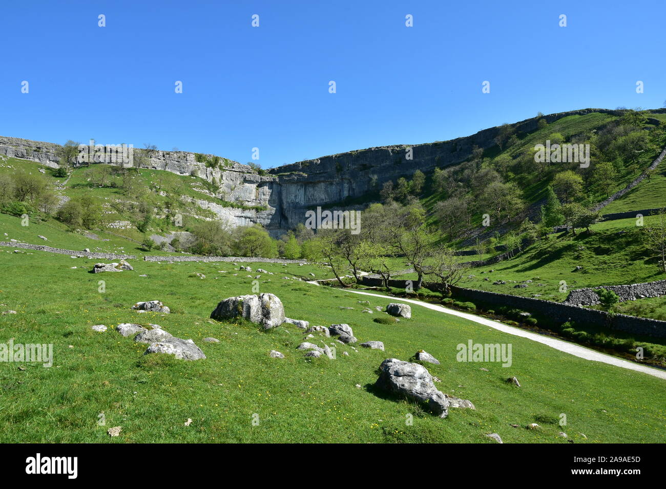 Malham cove rocks hi-res stock photography and images - Alamy