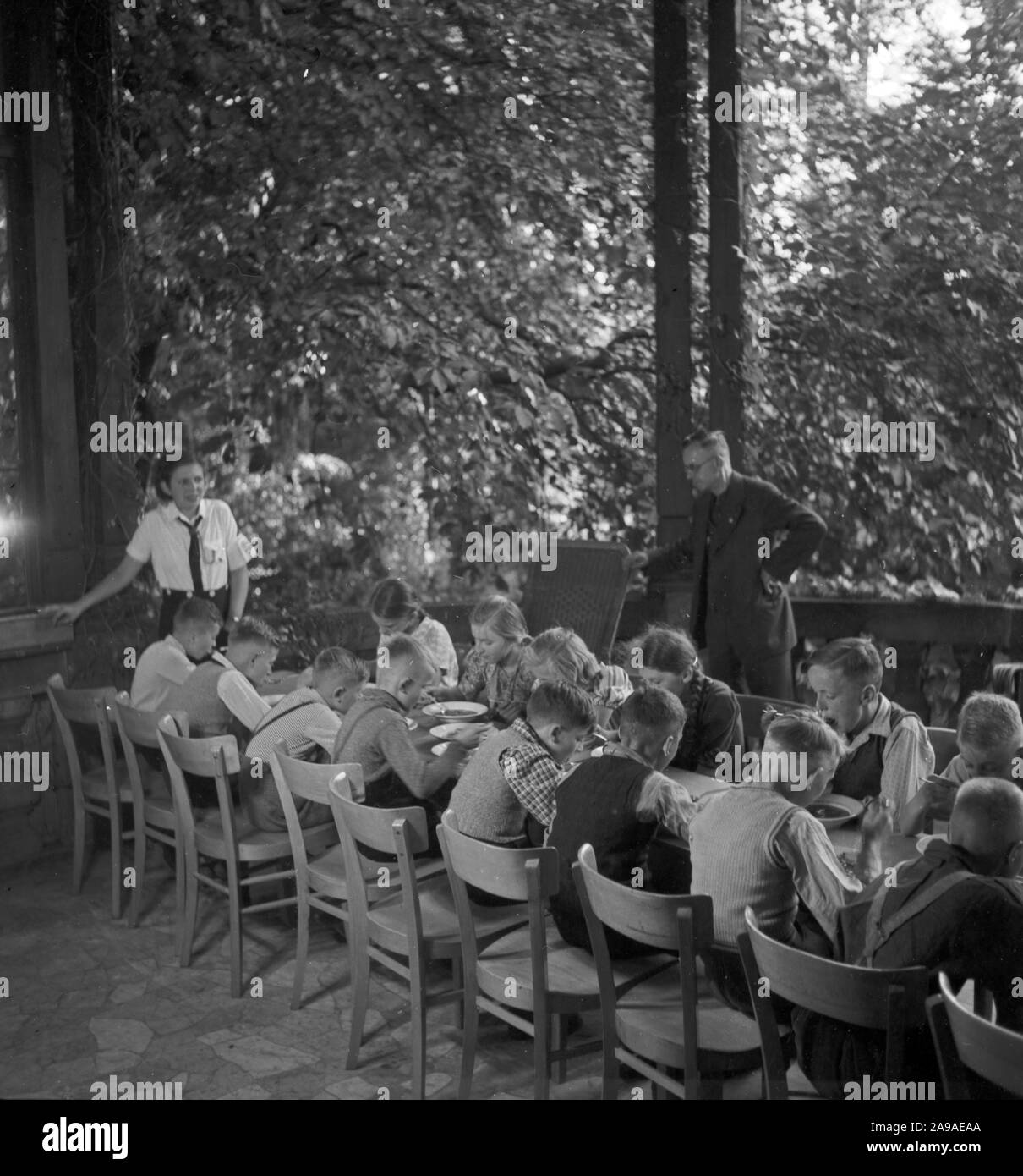 Caring for children at a tour of the Reichszentrale "Landaufenthalt ...