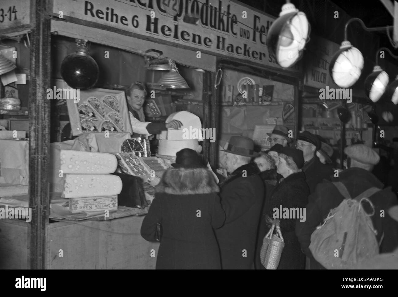People shopping at the market in Karlsbad, 1930s Stock Photo - Alamy