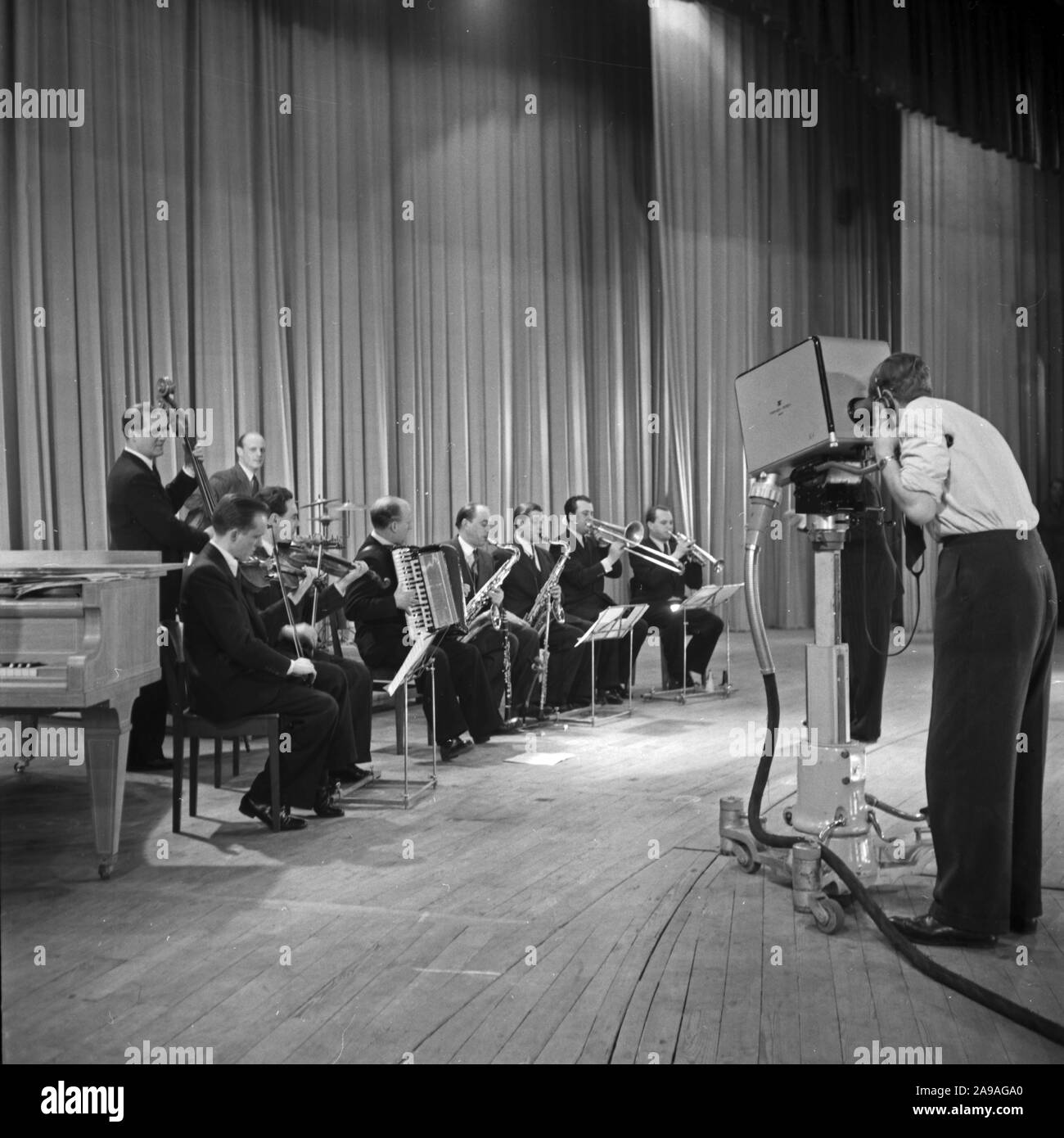 Artists on and behind the stage at the "Wunschkonzert der Wehrmacht ...