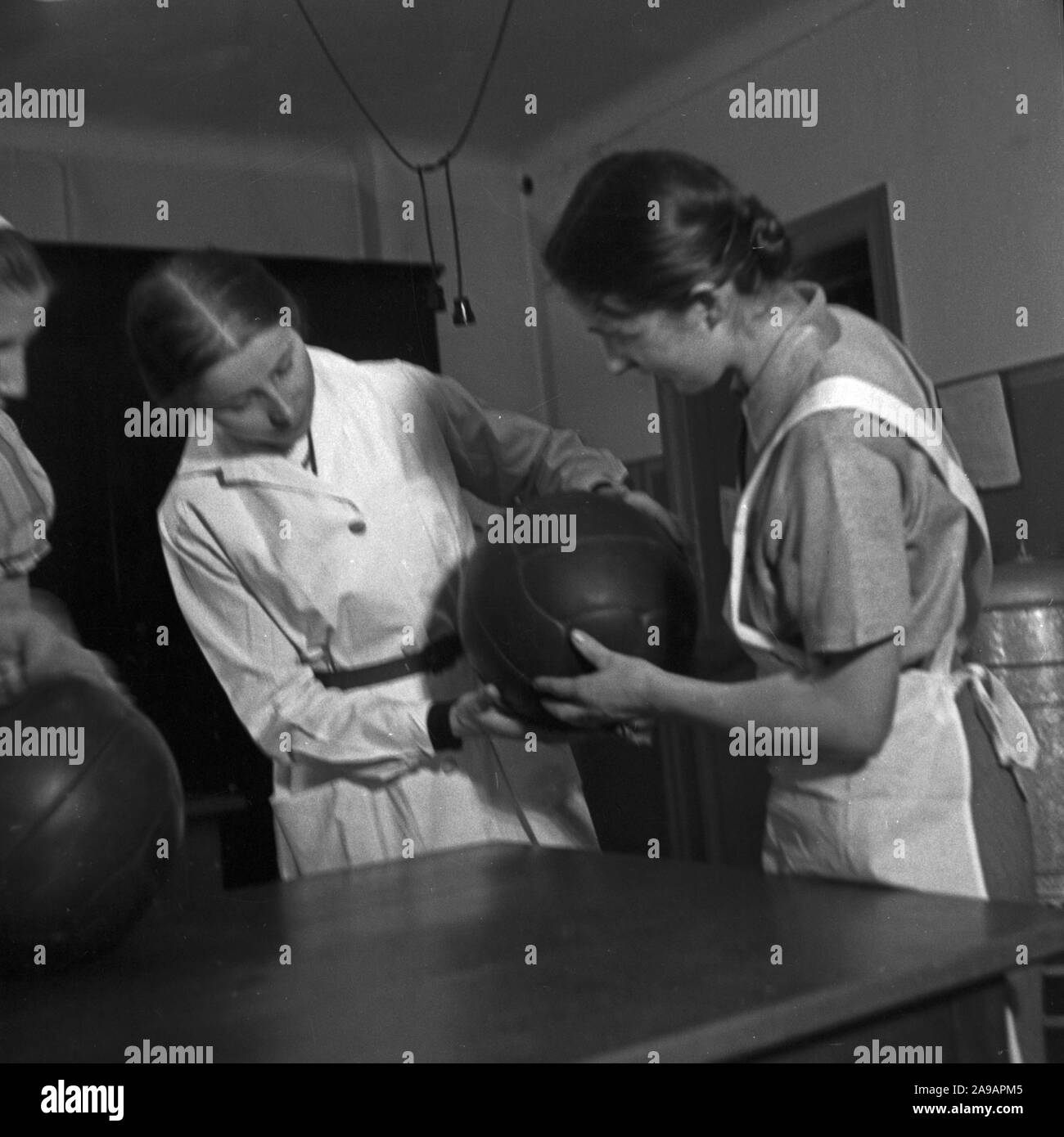 1930s housekeeping hi-res stock photography and images - Alamy