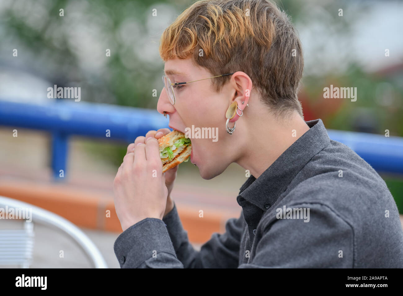 Man eating chicken burger hi-res stock photography and images - Alamy