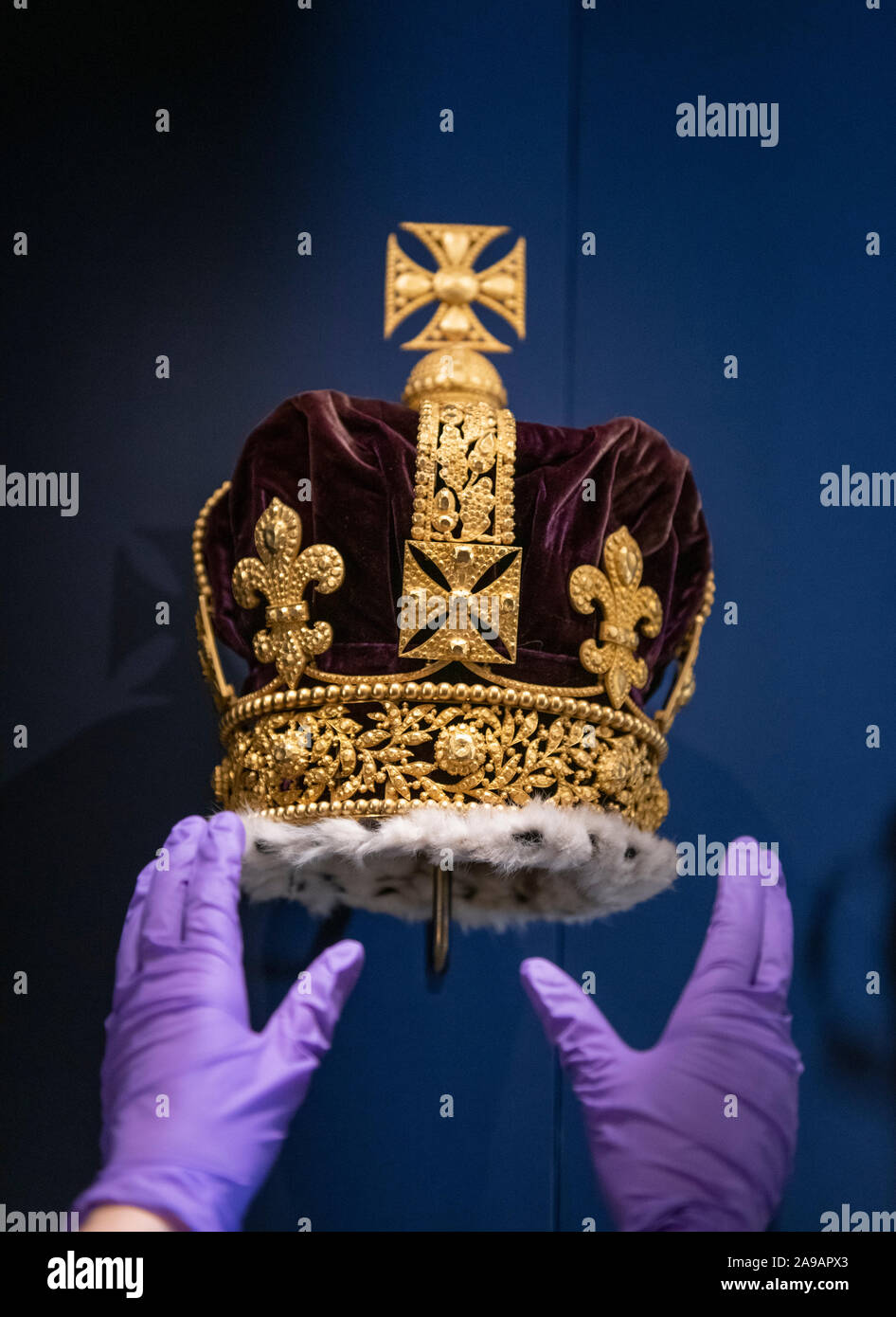 Cast of the imperial state crown hi-res stock photography and images ...