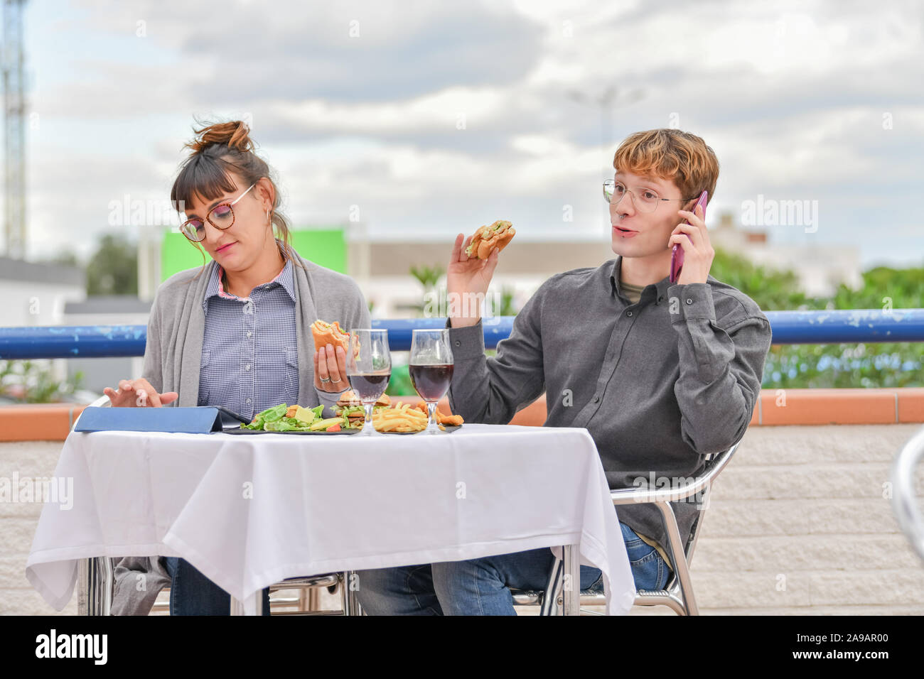 Friends eating a fast food restaurant Stock Photo - Alamy