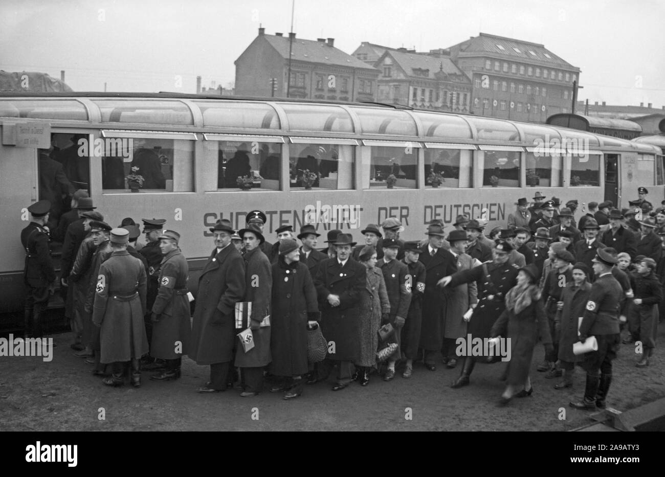 Germany 1930s train platform hi-res stock photography and images - Alamy