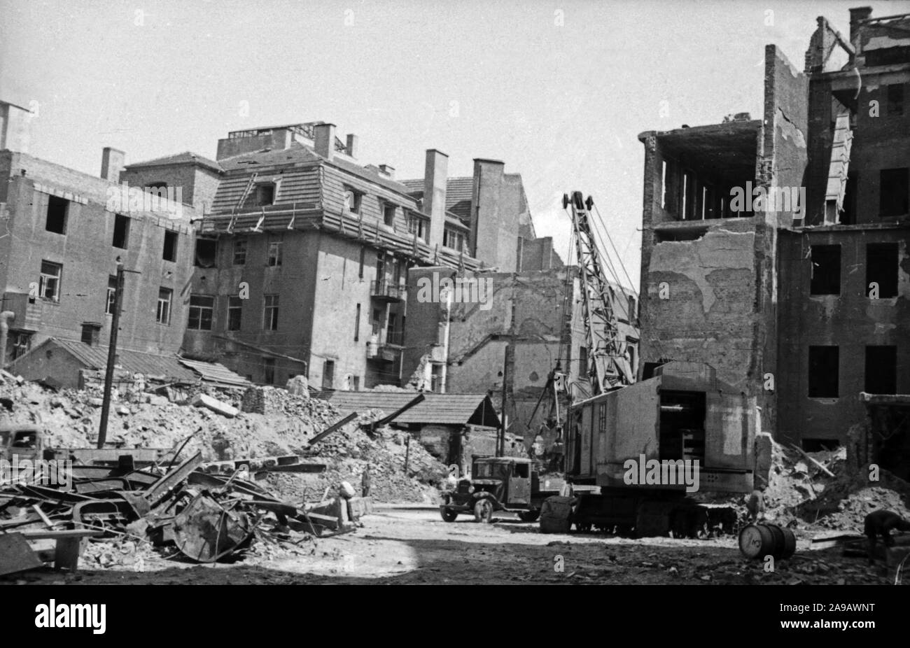 Removal of war debris near Karlsplatz square at Munich, Germany 1940s ...