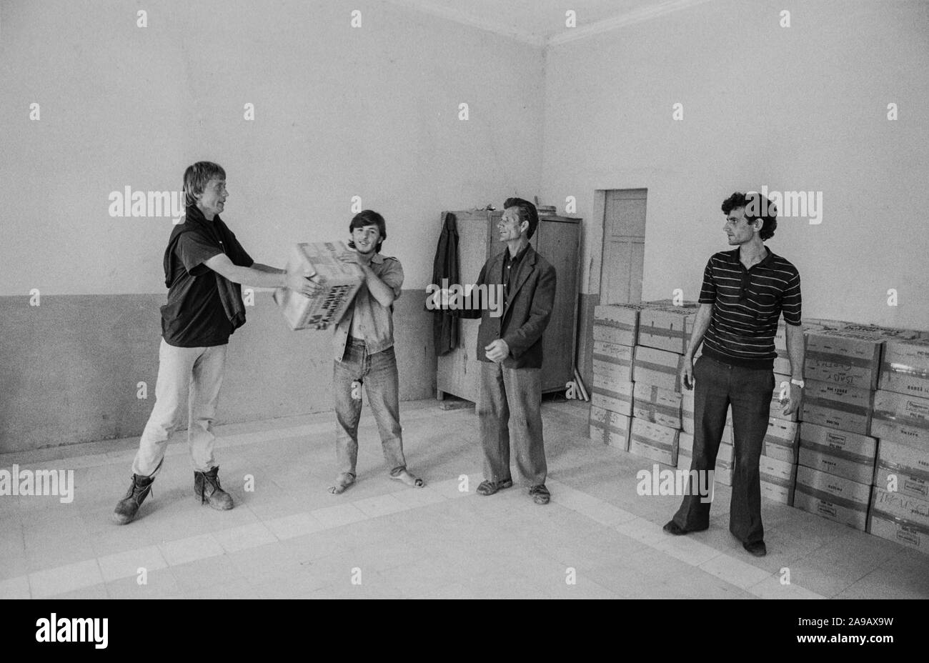 Humanitarian aid distribution hi-res stock photography and images - Alamy