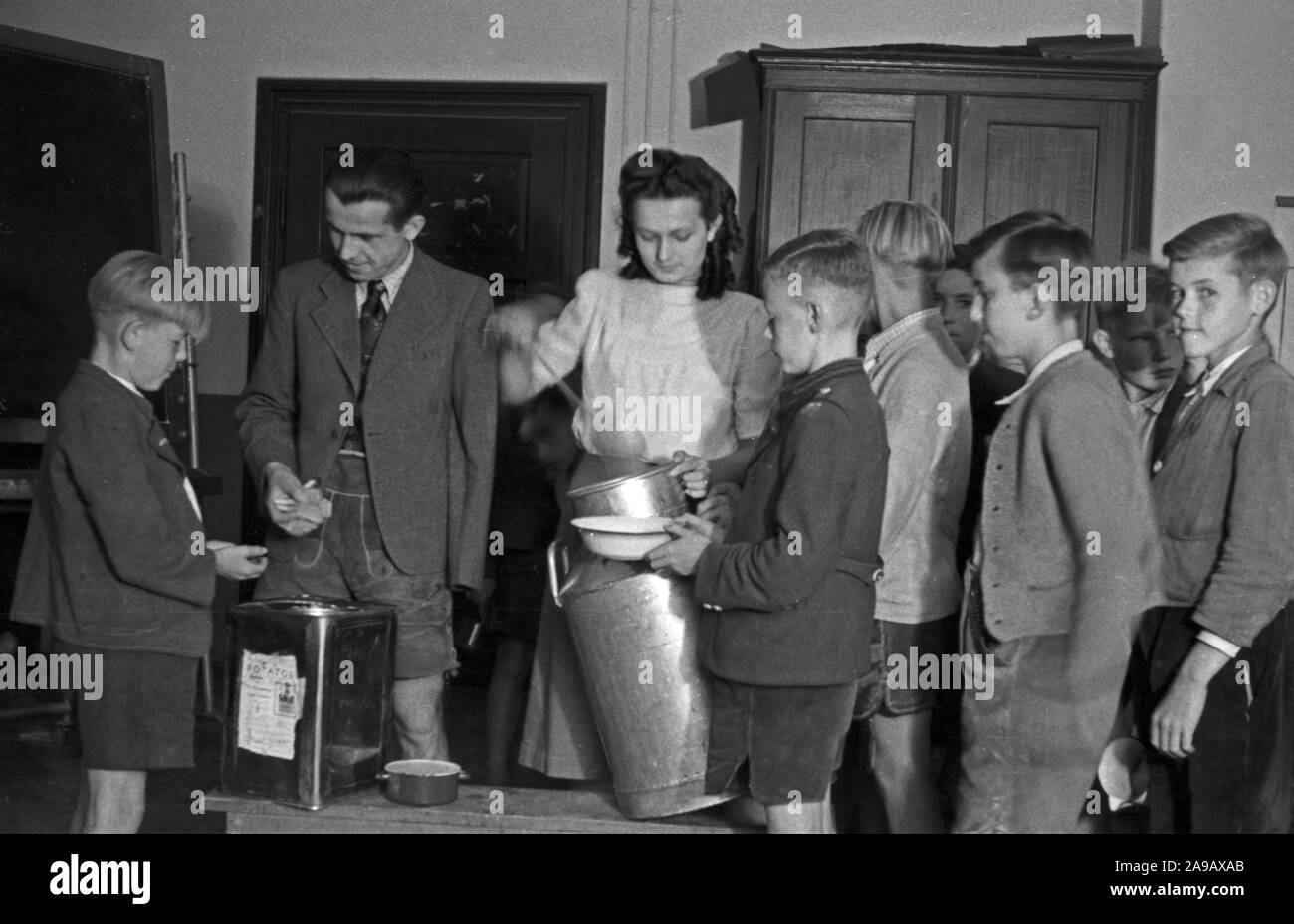 Children get the school lunch, Germany 1940s Stock Photo - Alamy