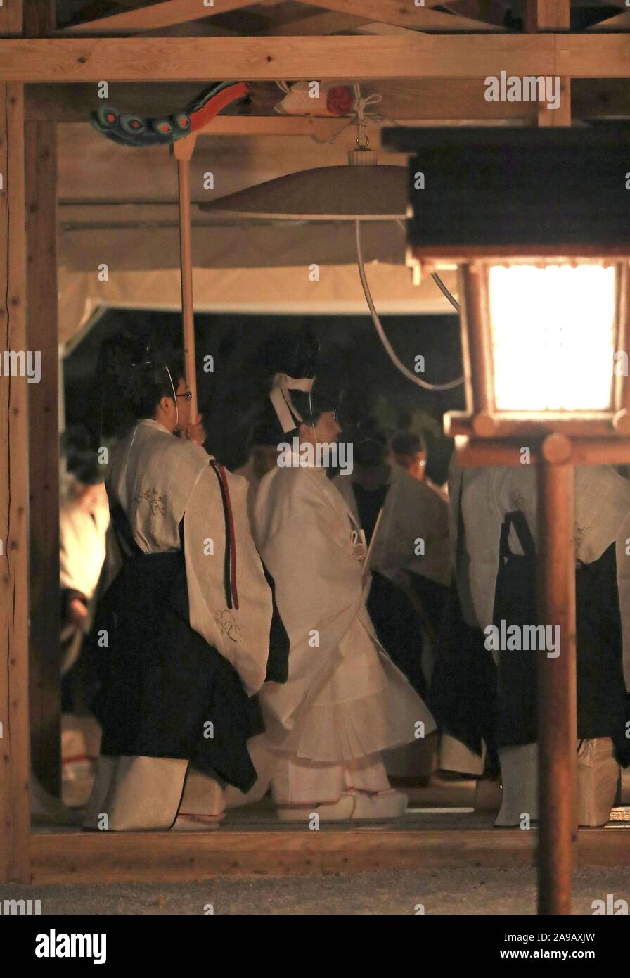 Tokyo, Japan. 14th Nov, 2019. Japanese Emperor Naruhito clad in white ...