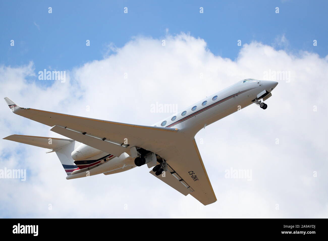 NetJets Europe Gulfstream G550 CS-DKK business jet taking off from ...