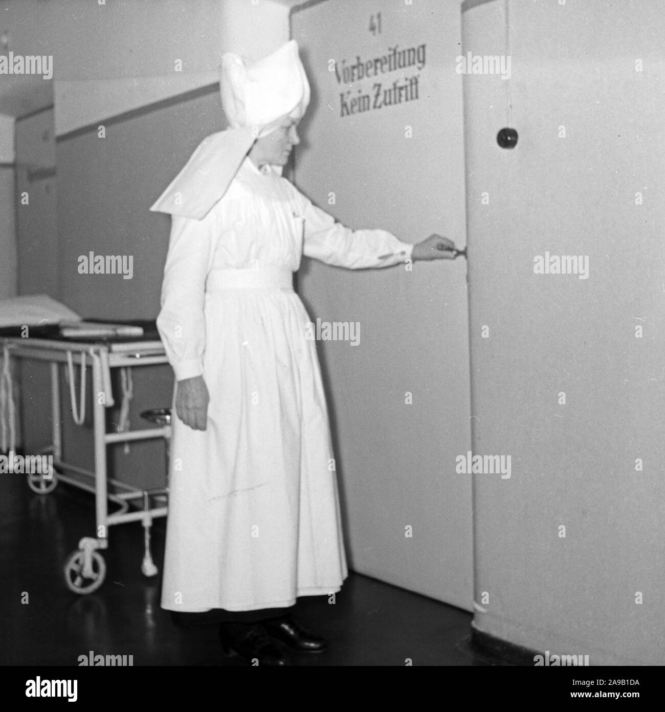 1950s nuns hi-res stock photography and images - Alamy