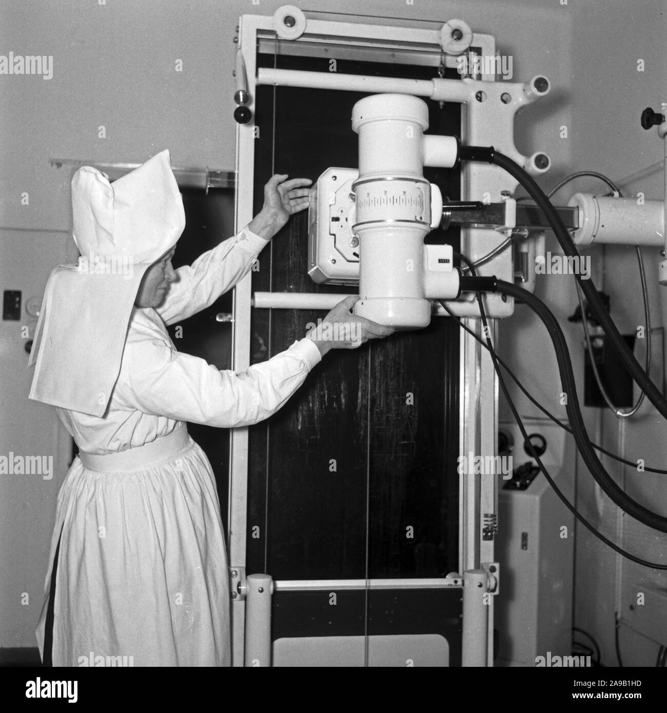 1950s nuns hi-res stock photography and images - Alamy