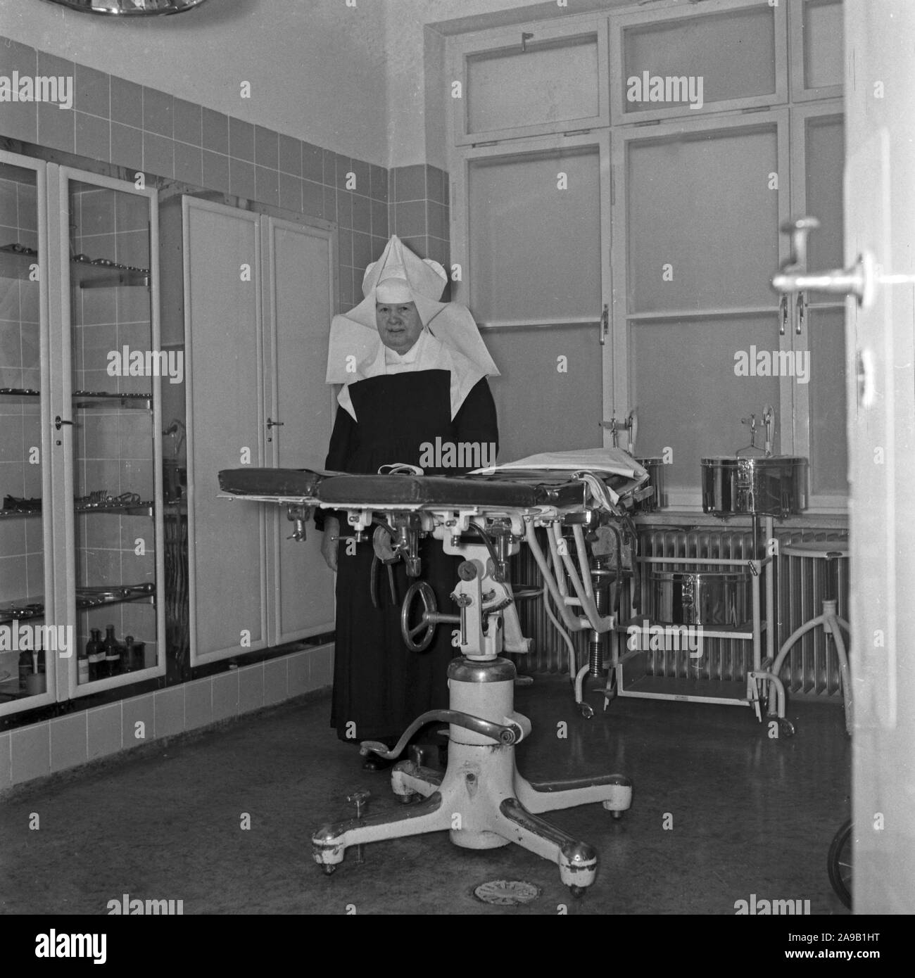 1950s nuns hi-res stock photography and images - Alamy